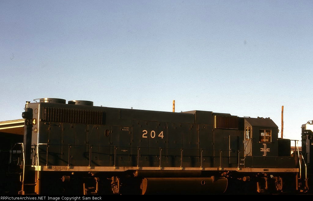 B&M 204--GP38-2